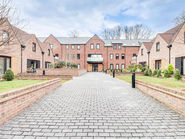 Sandridge House, Gibbs Close. 2 bed flat to rent £3,250 pcm £750 pw