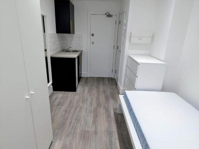 Sandringham Court, Slough SL1, Room to rent, £750 pcm | PrimeLocation