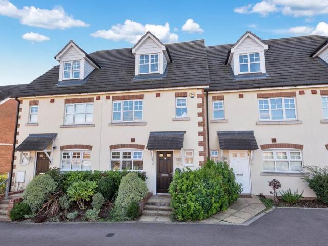 Sandringham Close, Borehamwood 4 bed terraced house to rent £2,850 pcm £658 pw
