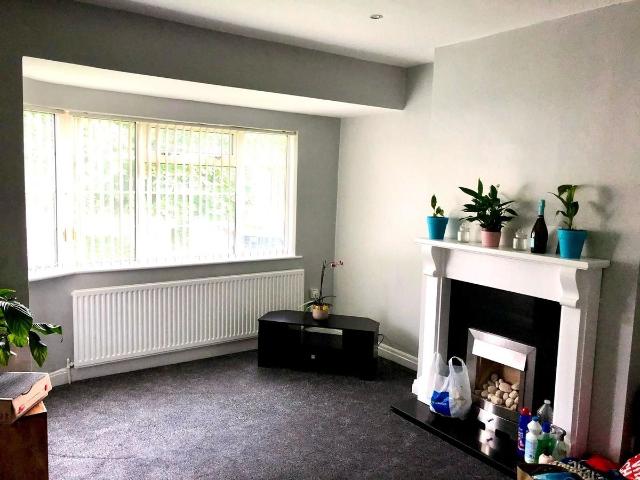 Sandringham Crescent, Leeds LS17, 2 bed flat to rent, £825 pcm | PrimeLocation
