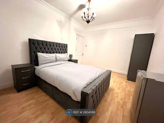 Sandringham Gardens, London N12, Room to rent, £900 pcm | PrimeLocation
