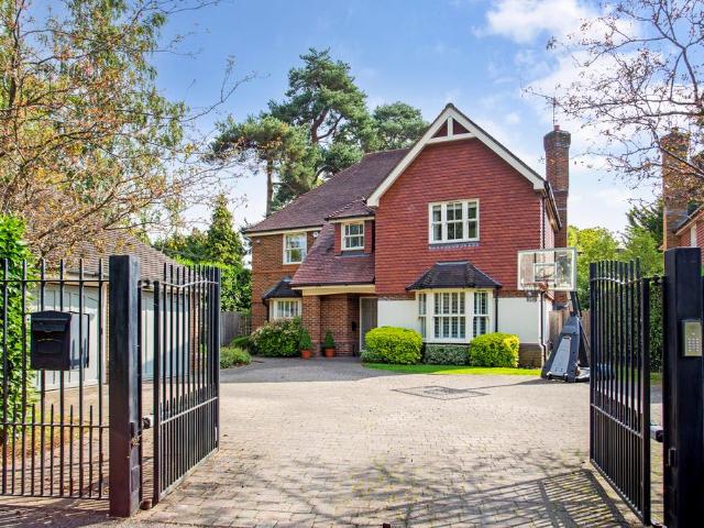 Sandringham Park, Cobham, Surrey, KT11 5 bed detached house to rent £7,250 pcm £1,673 pw