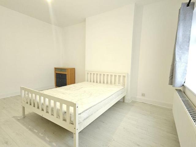 Sandringham Road, Barking IG11 5 bed end of terrace house to rent £2,900 pcm £669 pw