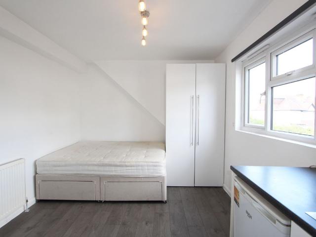 Sandringham Road, London NW11, Studio to rent, £900 pcm | PrimeLocation