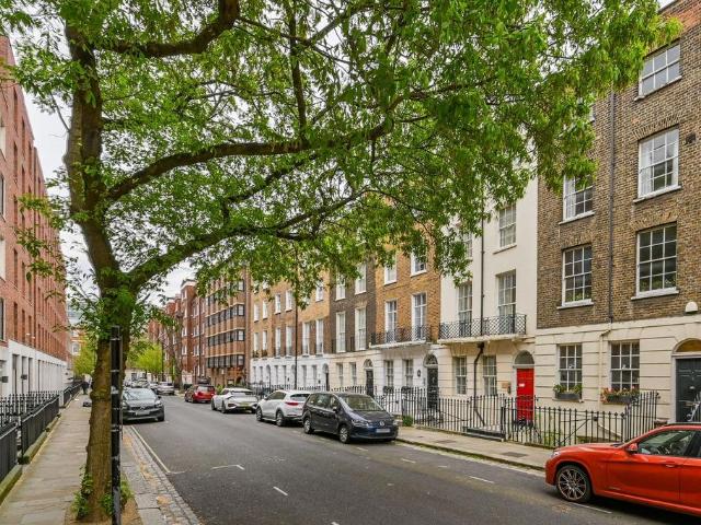 Sandwich Street, Bloomsbury, London. Studio to rent £3,250 pcm £750 pw