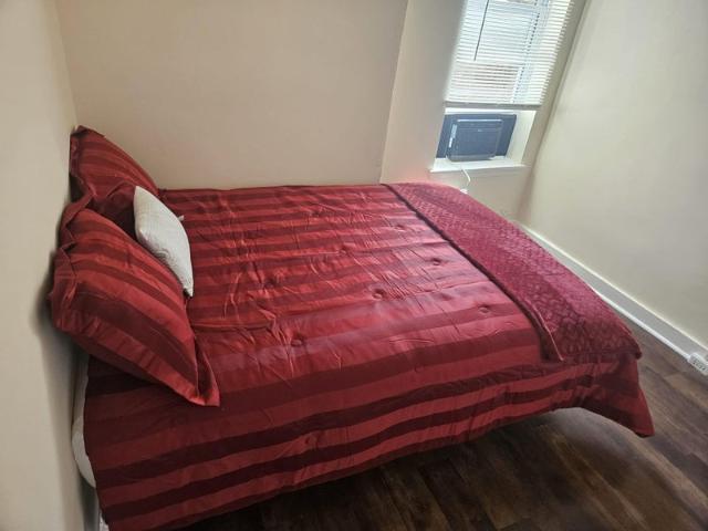 SandtownWinchester Home, a 2 minute walk to transi
