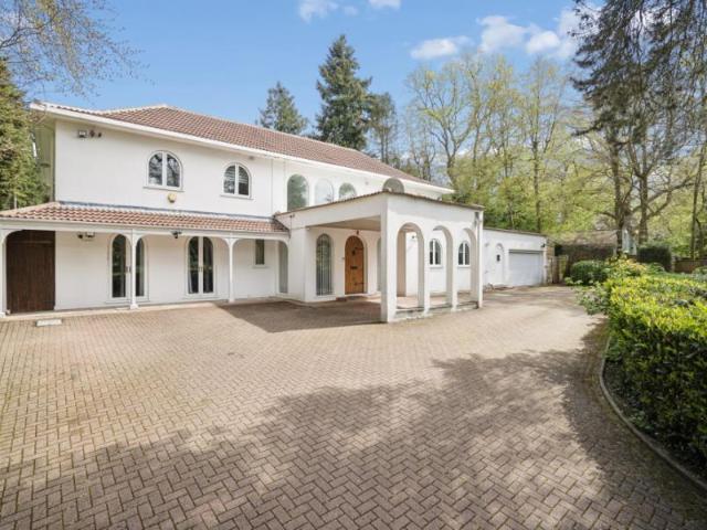 Sandy Lane, Northwood HA6 5 bed detached house to rent £6,750 pcm £1,558 pw