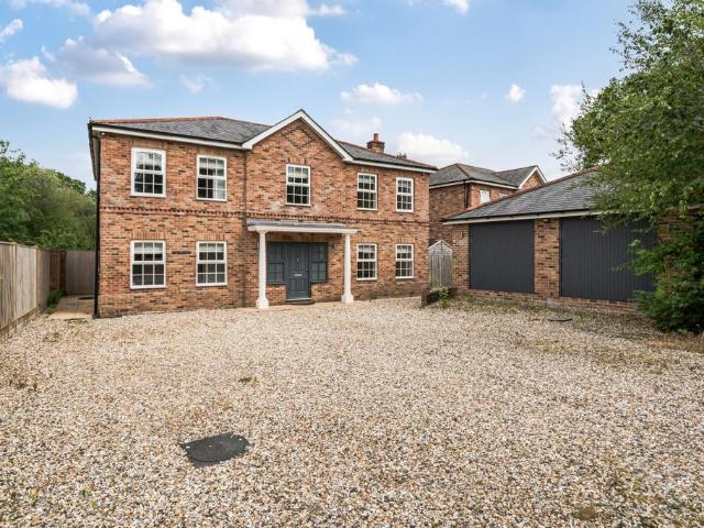 Sandy Lane Pamber Heath RG26 4 bed detached house to rent £3,750 pcm £865 pw