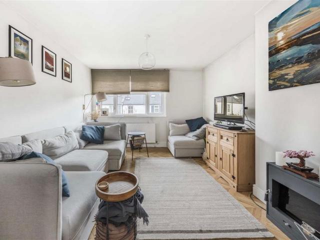 Sandycombe Road, Kew TW9 2 bed flat to rent £2,200 pcm £508 pw