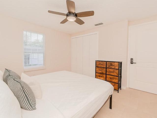 Sanford Home, Walking Distance to Stores, Public T