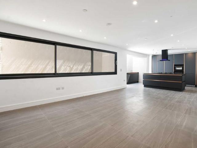 Sabir Court, Crescent Road, Temple. 6 bed detached house to rent £5,000 pcm £1,154 pw