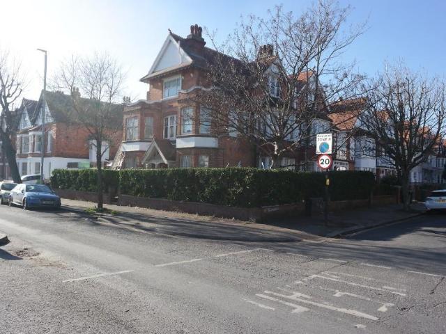 Sackville Road, Hove BN3 2 bed ground floor flat to rent £1,895 pcm £437 pw