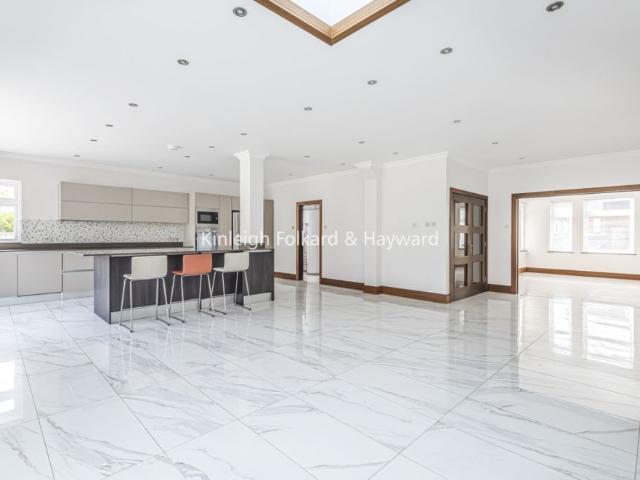 Saddlescombe Way, London, N12