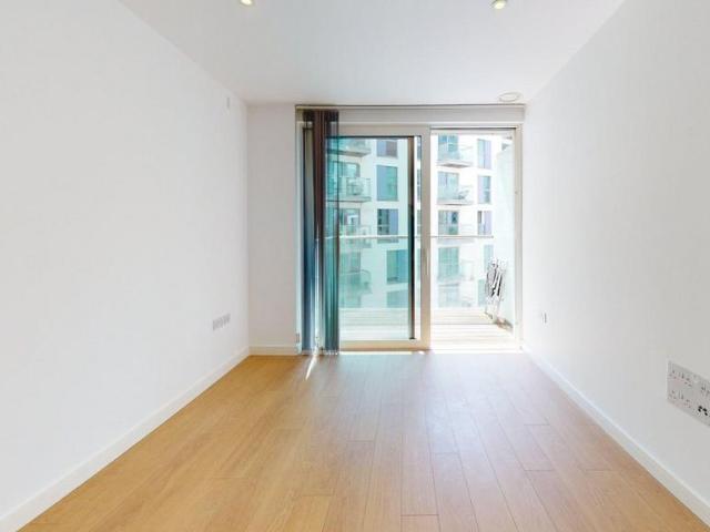 Saffron Central Square, Croydon. 2 bed flat to rent £1,775 pcm £410 pw