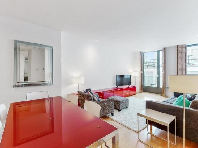 Saffron Hill, EC1N 2 bed apartment to rent £3,600 pcm £831 pw
