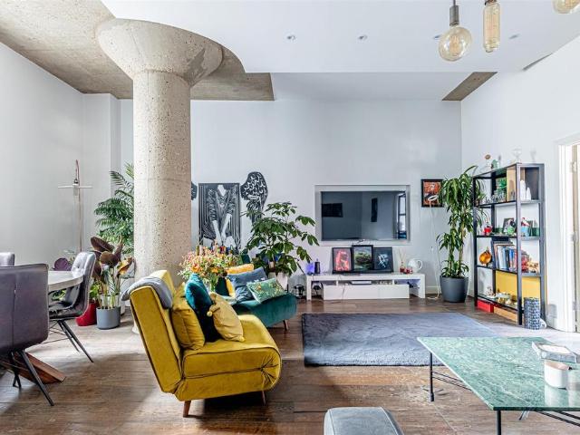 Saffron Hill, London EC1N 2 bed apartment to rent £4,500 pcm £1,038 pw