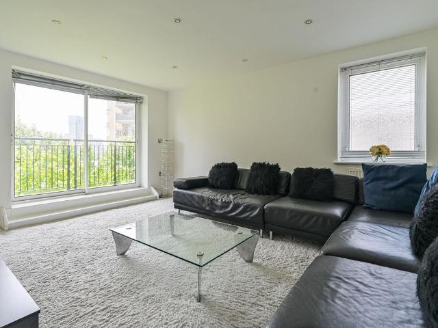 Sail Court, Canary Wharf, London E14, 3 bed flat to rent, £4,000 pcm | PrimeLocation