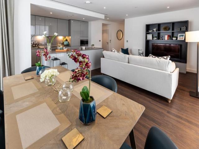 Sailmakers, 32 Harbour Way Canary. 3 bed apartment to rent £4,320 pcm £997 pw