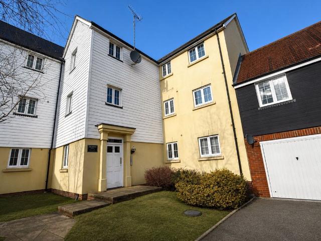 Saines Road, Flitch Green, Dunmow CM6, 2 bed flat to rent, £1,200 pcm | PrimeLocation