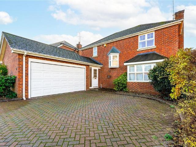 Saint Andrews Gardens, Cobham. 4 bed detached house to rent £4,250 pcm £981 pw