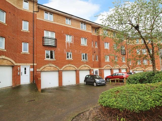 Saltash Road, Swindon SN2, 2 bed flat to rent, £995 pcm | PrimeLocation