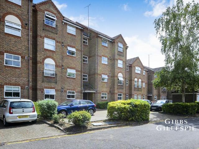 Salters Close, Rickmansworth. 2 bed flat to rent £1,775 pcm £410 pw