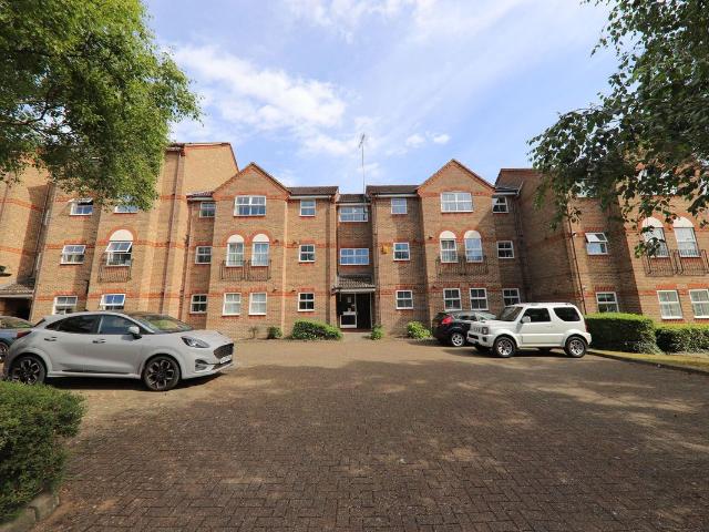 Salters Close, Rickmansworth WD3, 2 bed flat to rent, £1,850 pcm | PrimeLocation
