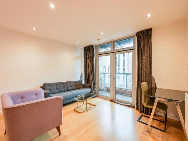 Salton Square, E14, Limehouse. 2 bed flat to rent £2,400 pcm £554 pw
