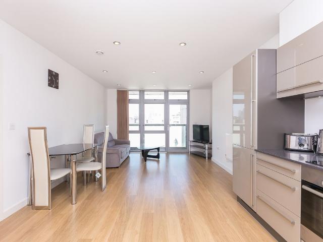 Salton Square, London E14, 2 bed flat to rent, £2,250 pcm | PrimeLocation