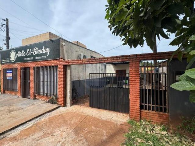 salão com casa na frente da feira