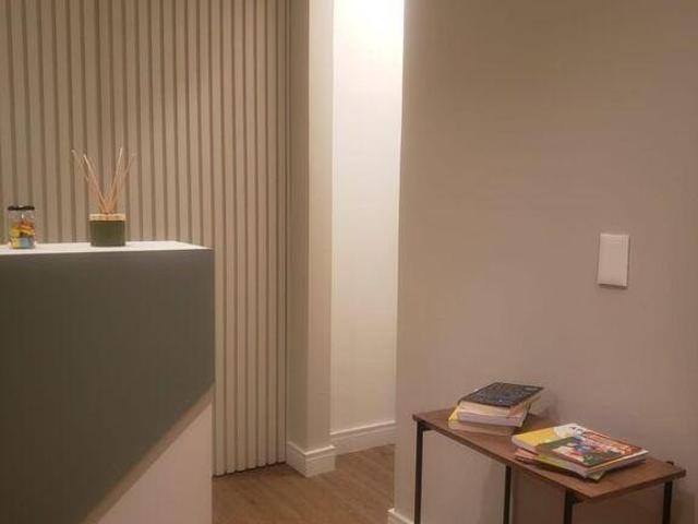 Sala mobiliada de 30m², para a venda!