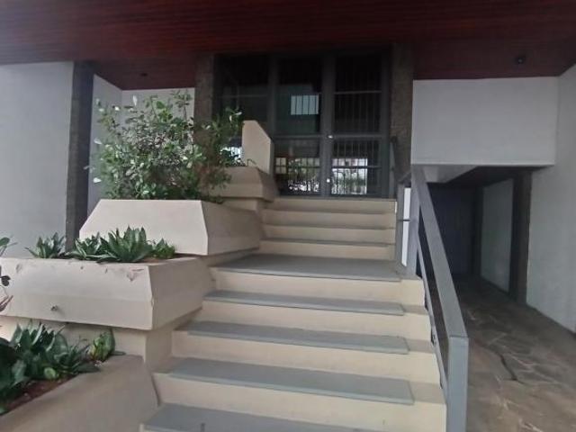 Sala comercial com vaga dupla, ao lado do Hospital Moinhos de Vento
