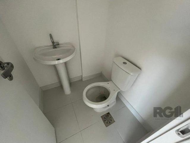 Sala comercial desocupada no edifício Baltimore, bairro Bom Fim em Porto Alegre