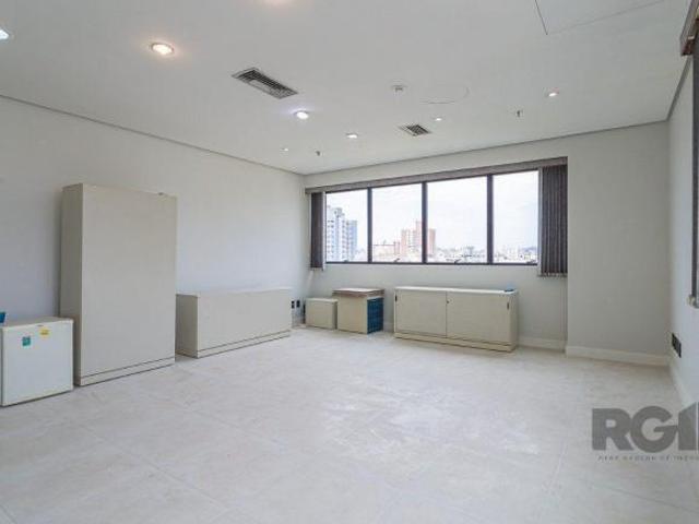 Sala comercial e uma vaga de garagem no bairro Menino Deus em Porto Alegre