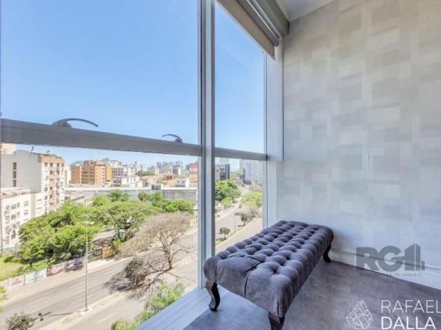 Sala comercial na Rua Loureiro da Silva, no bairro Cidade Baixa, pronta para atender às necessidades