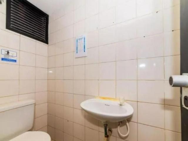 Sala Comercial no Centro de Curitiba com 86m, Pé Direito Alto e 2 Banheiros