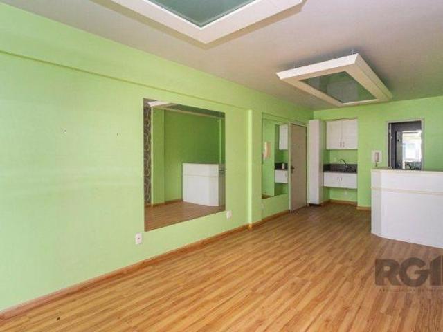 Sala comercial no Menino Deus desocupada