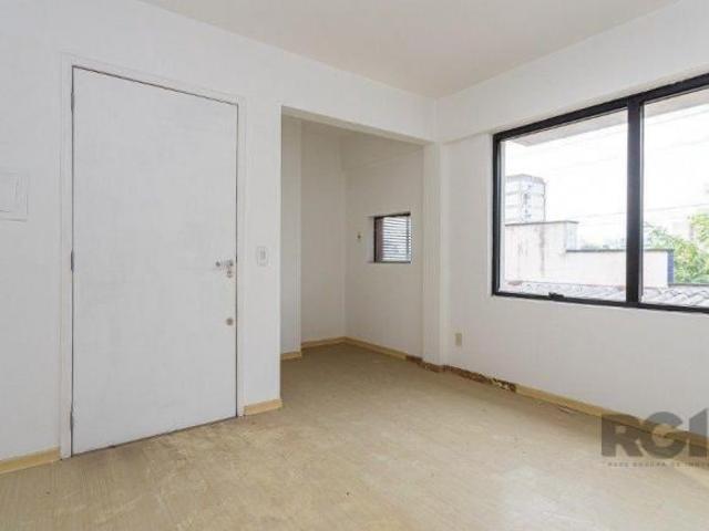 Sala Comercial no Menino Deus desocupada