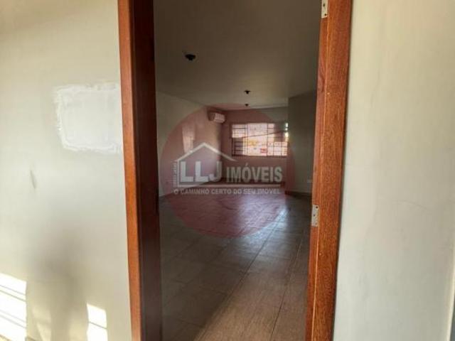 Sala comercial Novo Mundo 30 m2, rua principal e comercial R$ 150 mil aceita financ