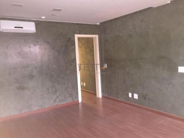 Sala comercial reformada no Sudoeste Capital Financial Center