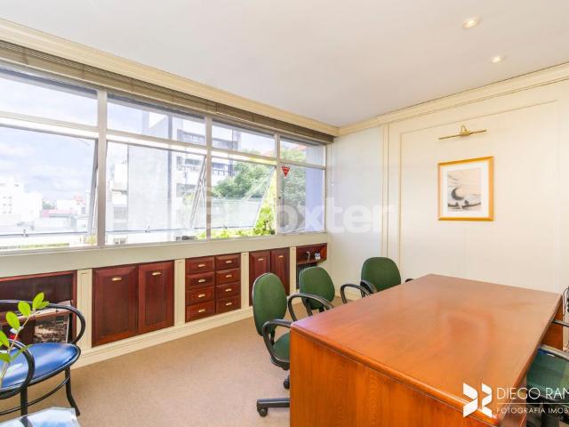 Sala / Conjunto Comercial em condomínio em Porto Alegre