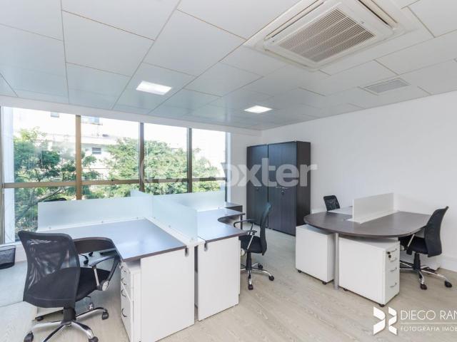 Sala / Conjunto Comercial em condomínio em Porto Alegre
