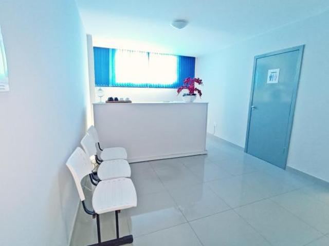 Sala semi mobiliada, excelente localização, a 5 minutos da Ponte JK