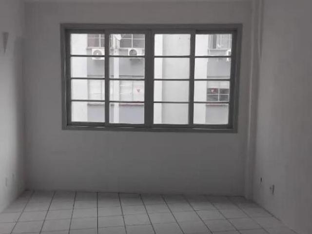 Sala/JK reformada de frente no Centro de Porto Alegre Galeria Nação