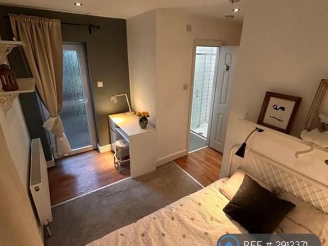 Salcombe Gardens, London, NW7 Studio to rent £1,270 pcm £293 pw