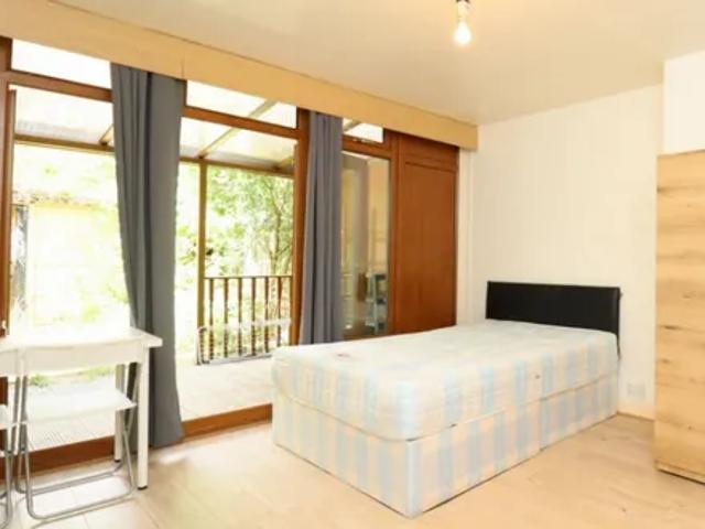 Salford House, Seyssel Street, Cubitt Town, London, E14 3HZ, United Kingdom | Room for rent #154576414 | Rentberry