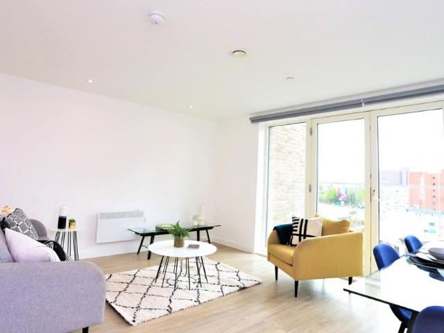 Salford Quays Salford M50 3 bed apartment to rent £1,990 pcm £459 pw