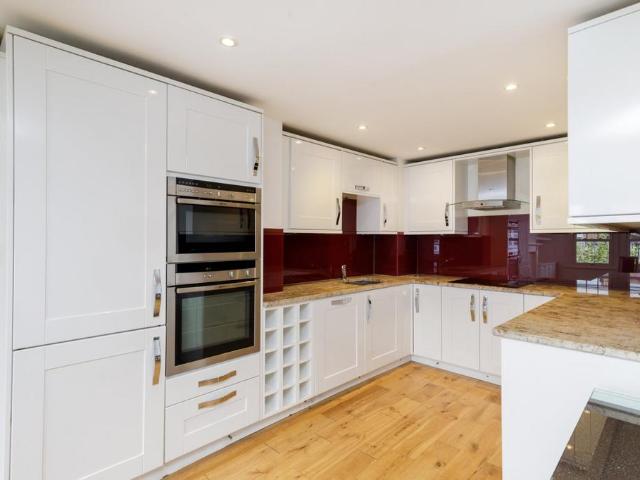 Salford Road, London SW2 3 bed flat to rent £3,500 pcm £808 pw