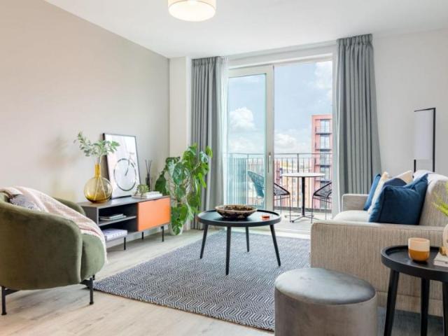 Salford 4Yw, UK M5, 3 bed flat to rent, £2,175 pcm | PrimeLocation