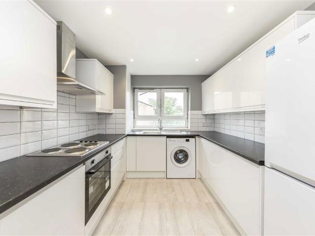 Salisbury Close, Elephant & Castle SE17, 3 bed flat to rent, £3,000 pcm | PrimeLocation